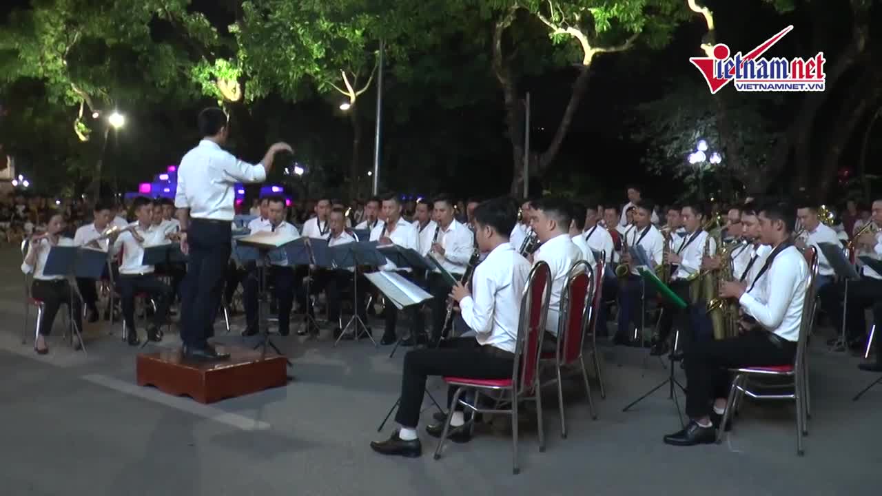 Đại tướng Tô Lâm mang dàn kèn làm rộn ràng phố đi bộ Hồ Gươm